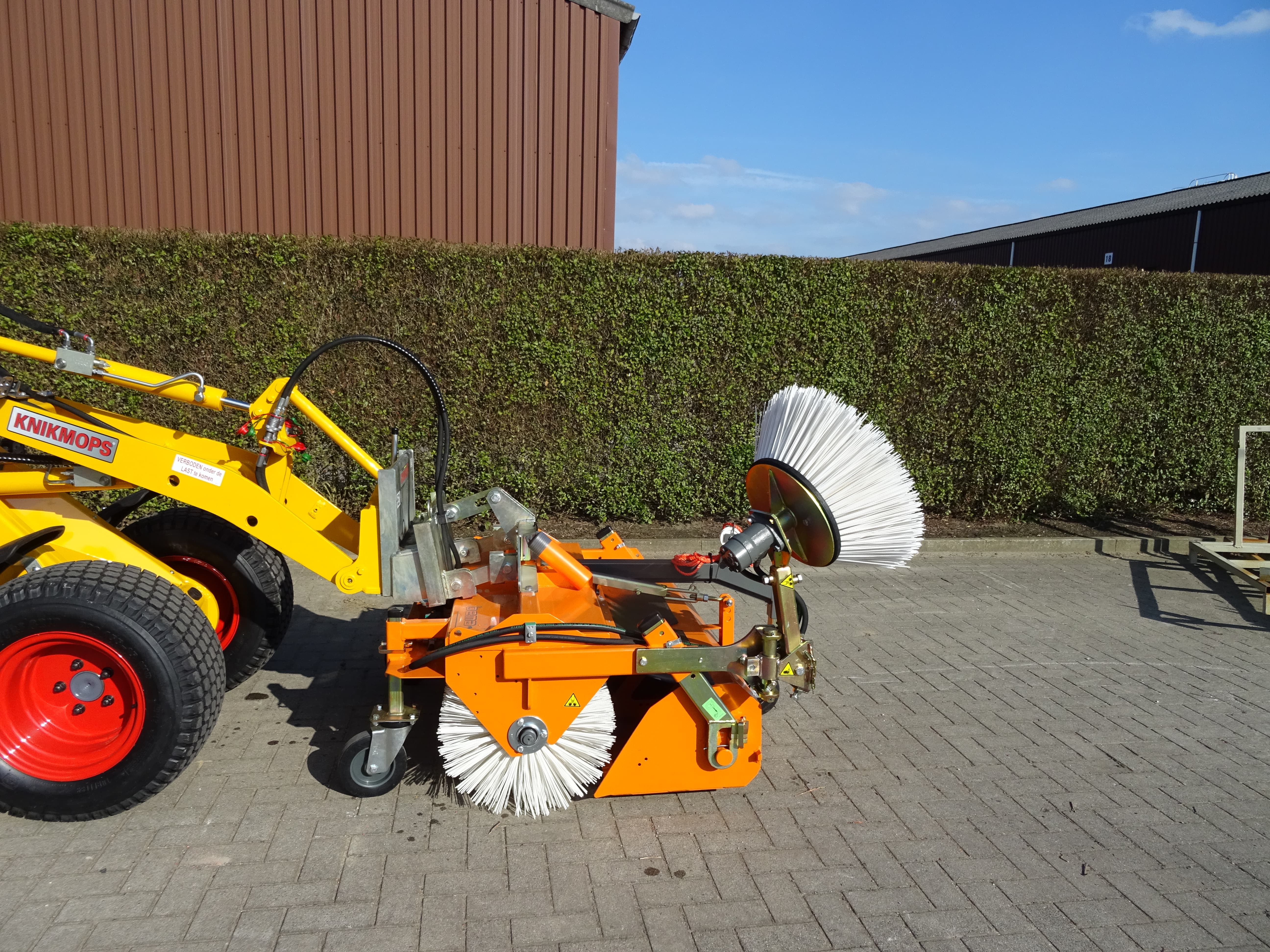 Nettoyer les routes sur vos chantiers avec un chargeur BTP Knikmops