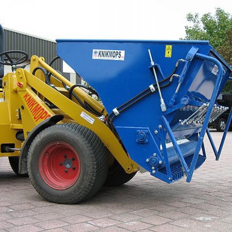 Epandre des gravillons avec un chargeur BTP Knikmops